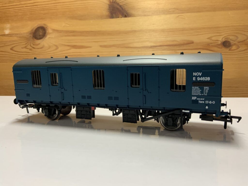 Bachmann 39-551Z BR Mk 1 NOV (ex CCT) E94628, blue. Invicta Model Rail ...