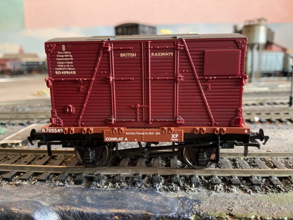 Bachmann 37-951 BR Conflat with “BD” container - Stanier Mogul Fund
