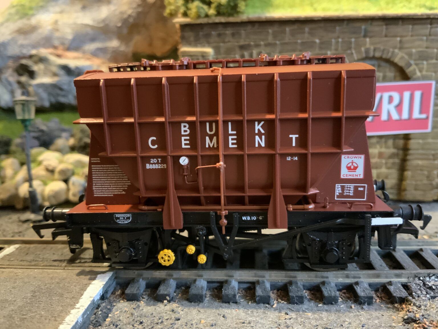 Bachmann 38-261 Crown Cement 20 ton Presflo Cement Wagon - Stanier ...